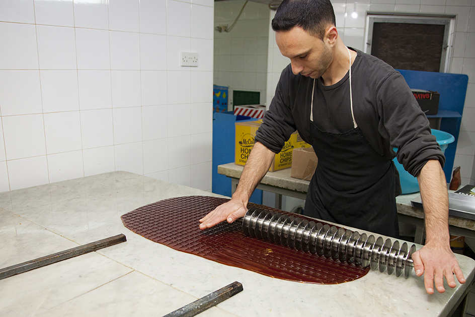 Il-karamelli tal-ħarrub… tradizzjoni li ntiret tliet ġenerazzjonijiet ...