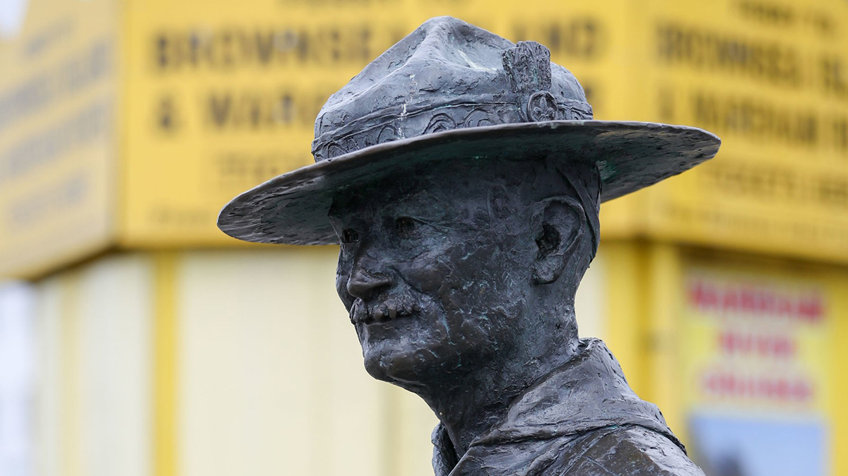 L-istatwa tal-fundatur tal-Iscouts mistennija titneħħa minn Poole Quay ...