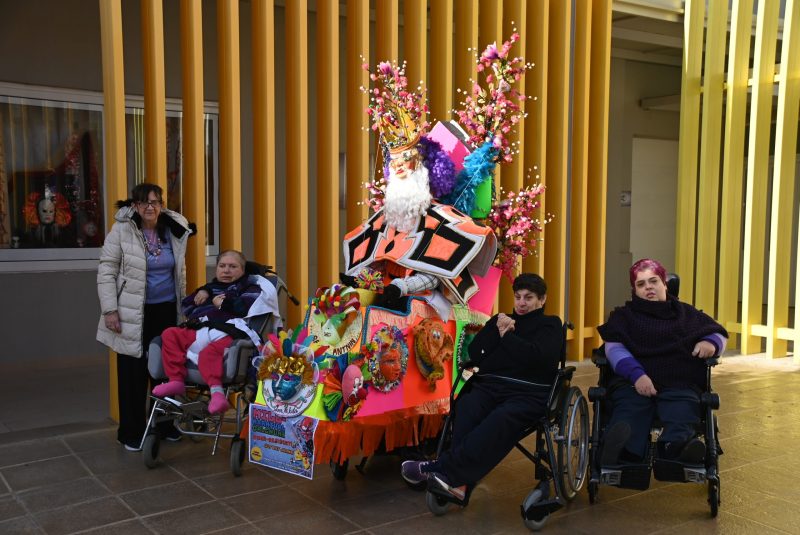 Residenti tad-Dar tal-Providenza bil-karru tagħhom tar-Re tal-Karnival ...