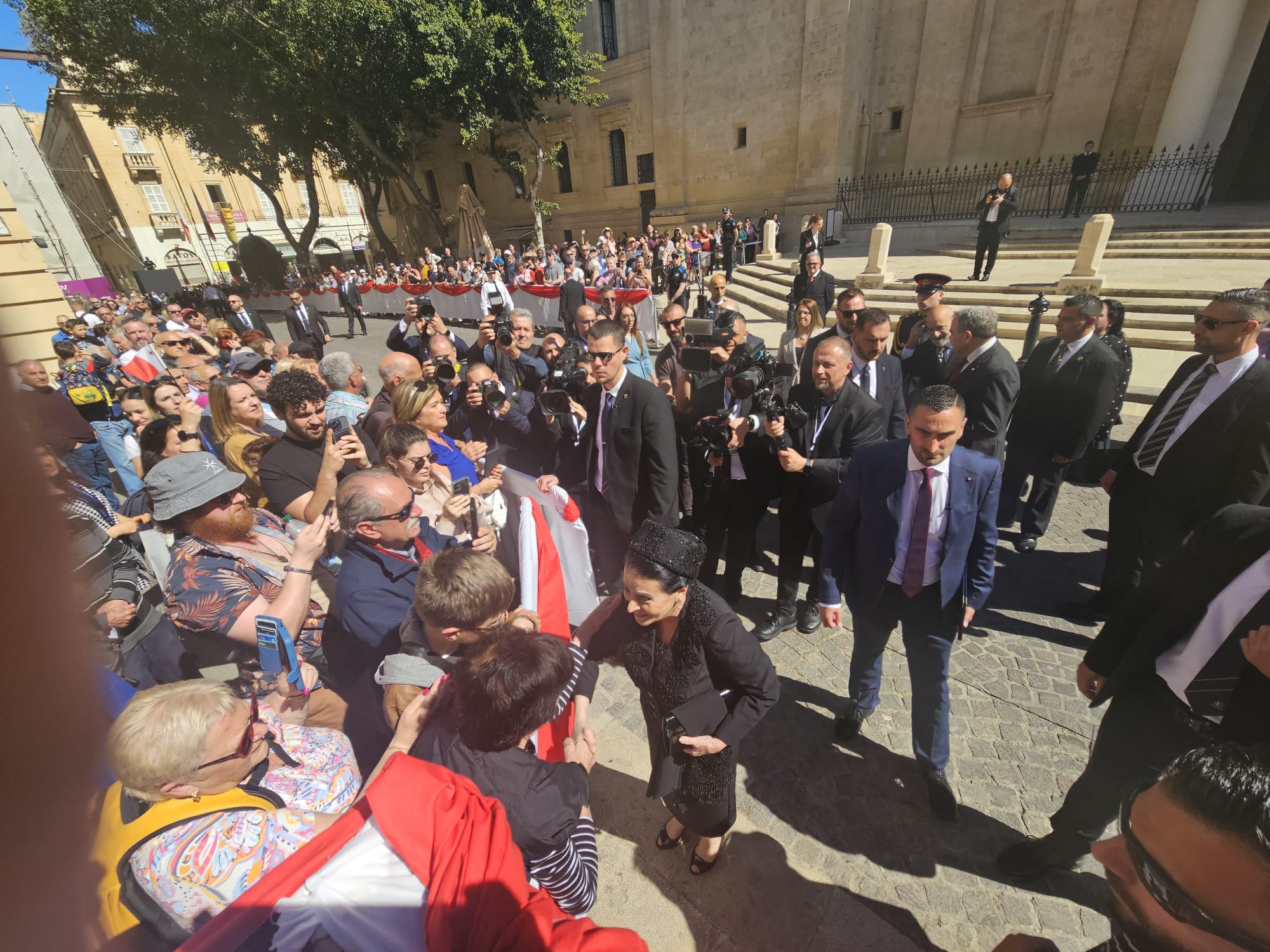 Folla ta' nies tilqa' lill-President-elett quddiem il-Kon Katidral ...