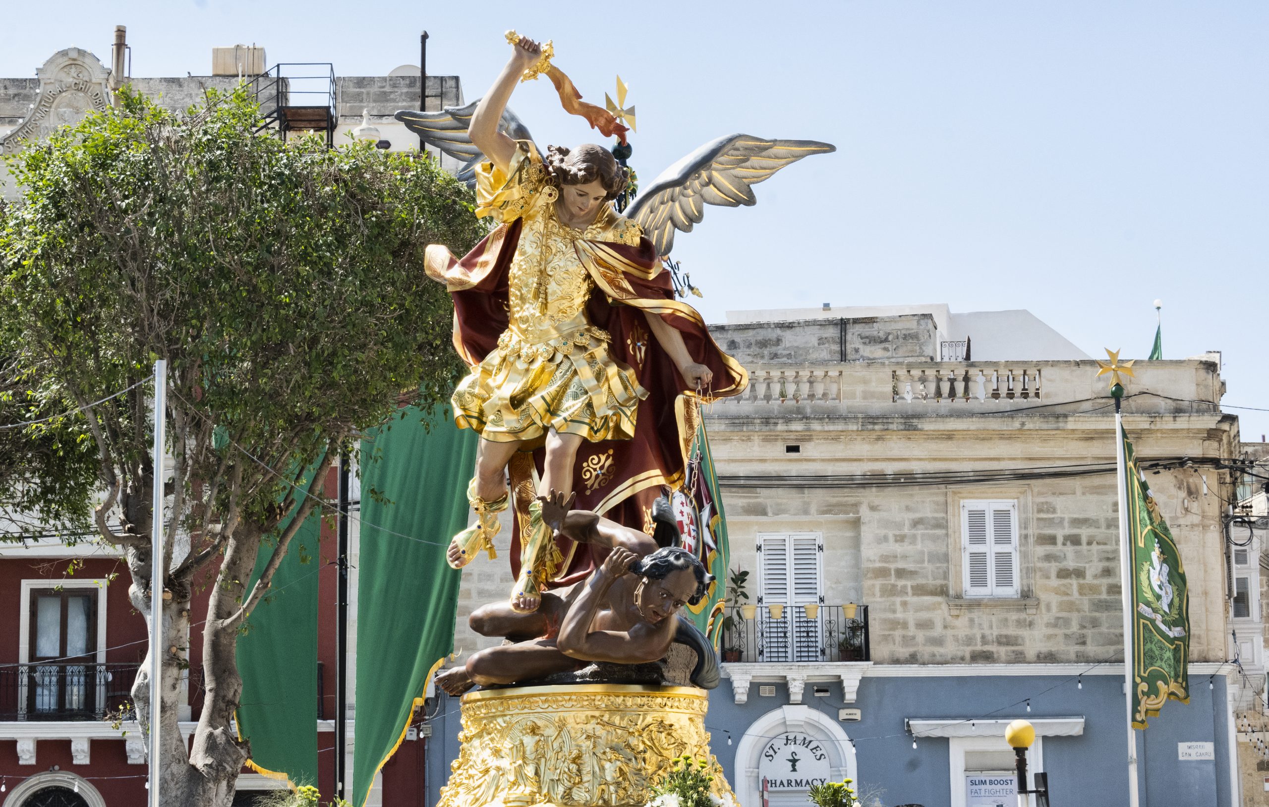 Ħaż-Żabbar jiċċelebra l-ħruġ tal-istatwa ta’ San Mikiel mill-każin ...