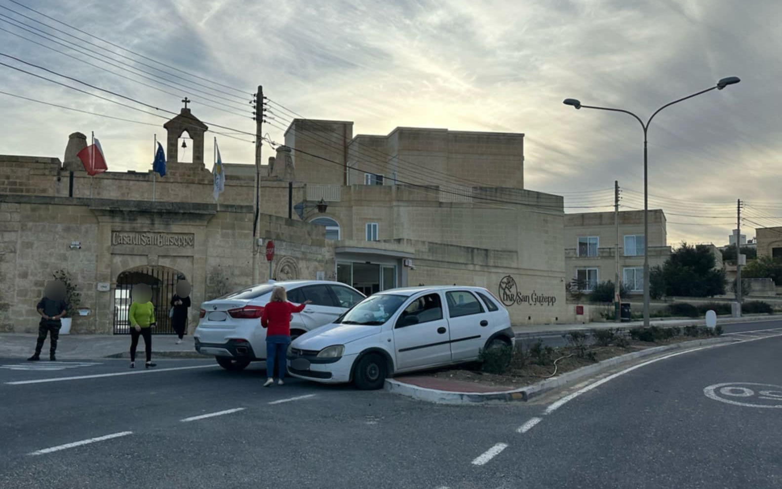 Karozza tispiċċa fuq central strip f’Għajnsielem wara ħabta - talk.mt