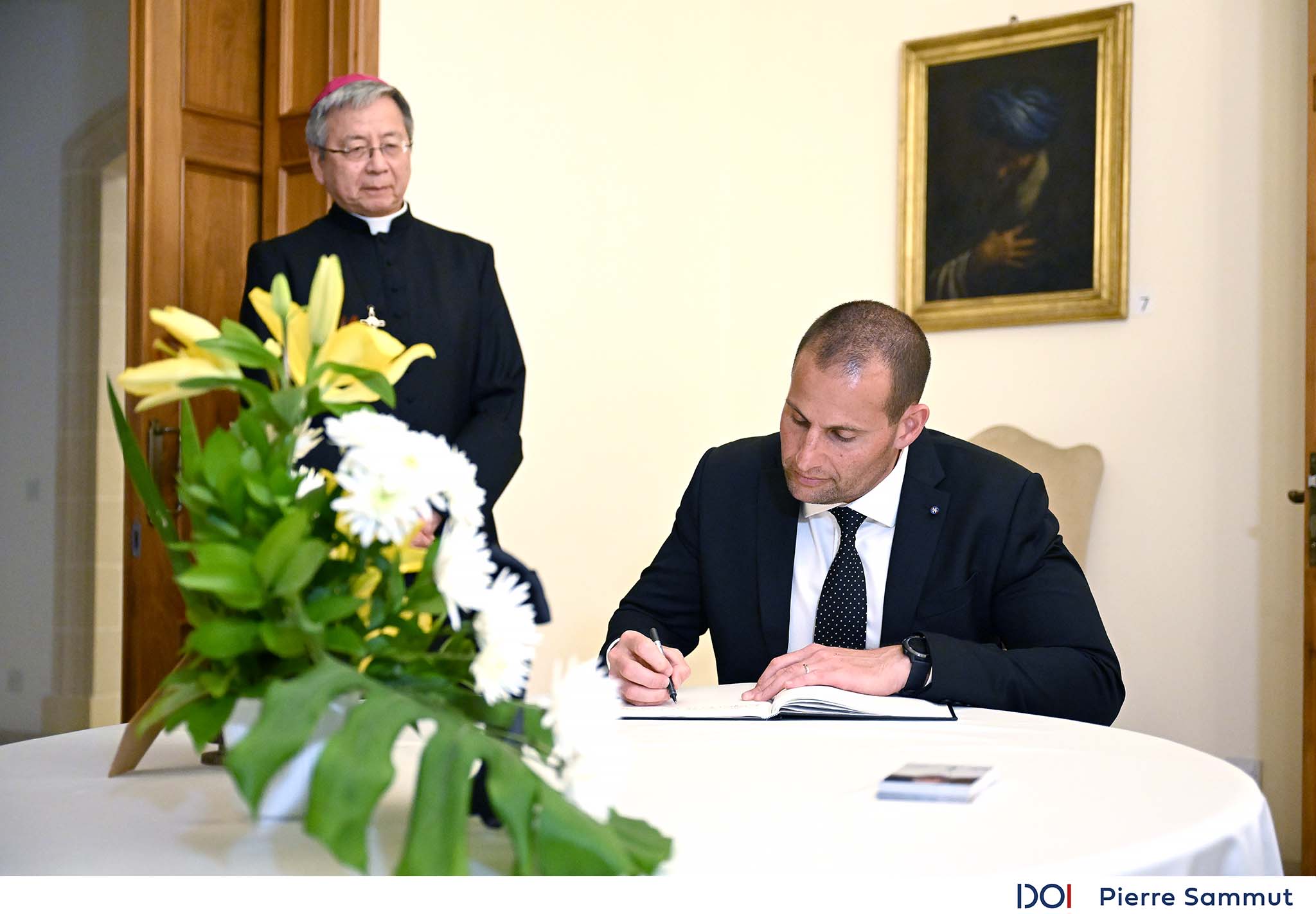 Il-Prim Ministru Robert Abela jiffirma l-ktieb tal-kondoljanzi tal-Papa ...