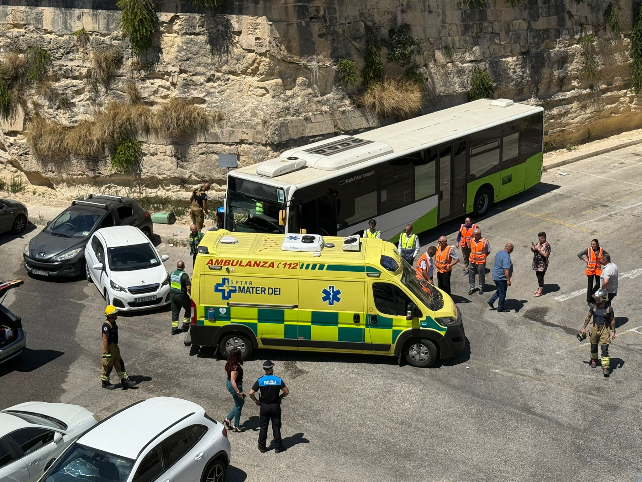 Anzjan imut mgħaffeġ wara li pprova jwaqqaf xarabank mixja weħidha ...