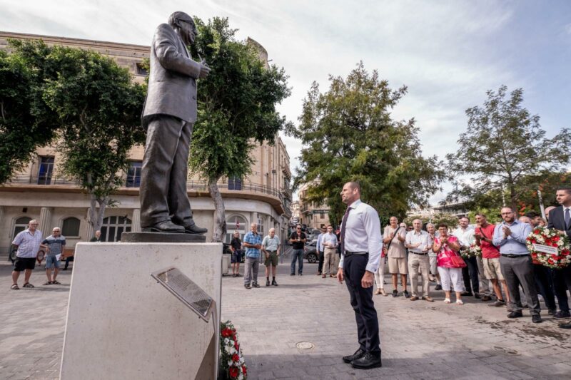 Il-Partit Laburista jsellem il-memorja tal-Perit Dom Mintoff - talk.mt