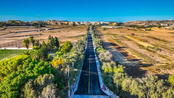Triq Anton Tabone f’Ta’ Sannat tingħata l-ewwel kisja tarmak wara li ...