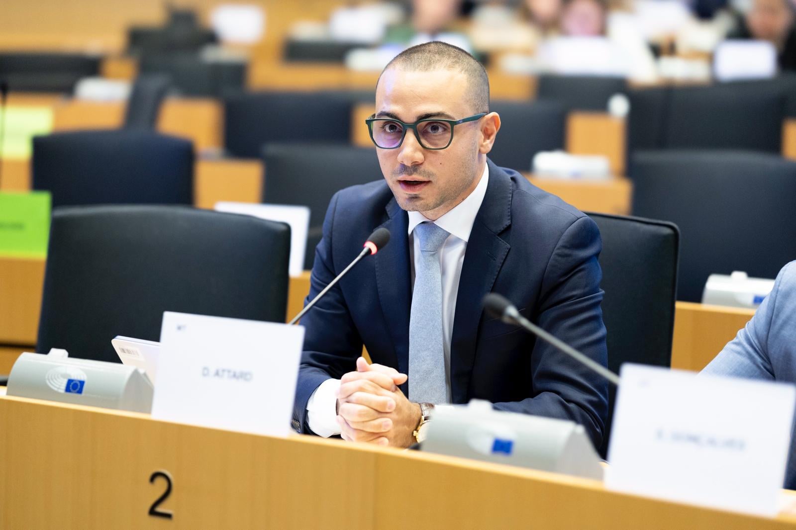 Il-MPE Daniel Attard jippreżenta emendi biex jipproteġi liċ-ċittadini ...