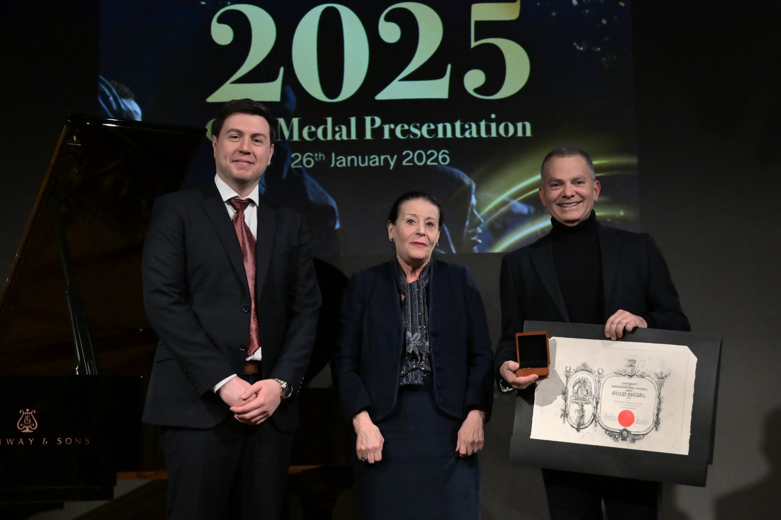 Il-fotografu Darrin Zammit Lupi jingħata l-Midalja tad-Deheb - talk.mt