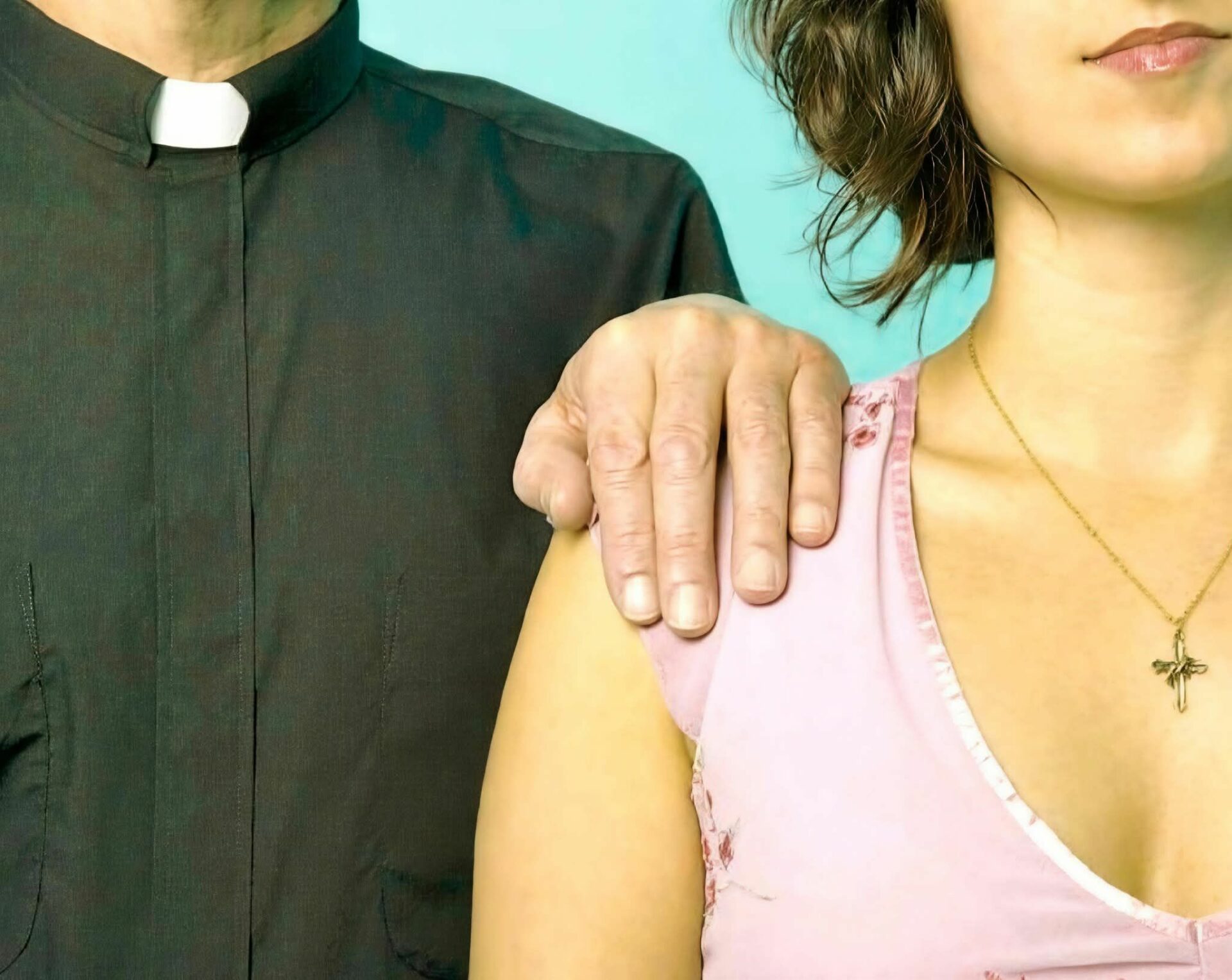 Raġel jidħol fis-sagristija u jsib lil martu f’relazzjoni intima mal ...